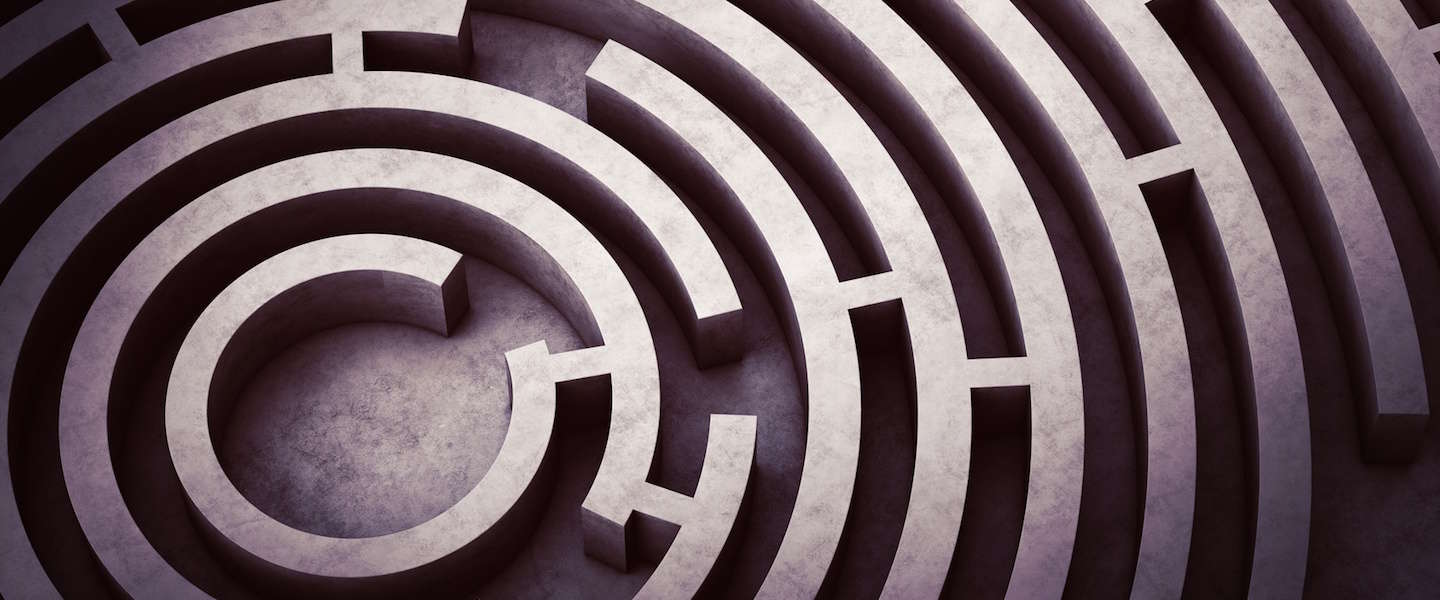 Deze man tekent een doolhof in 6 maanden en dit is het resultaat ...