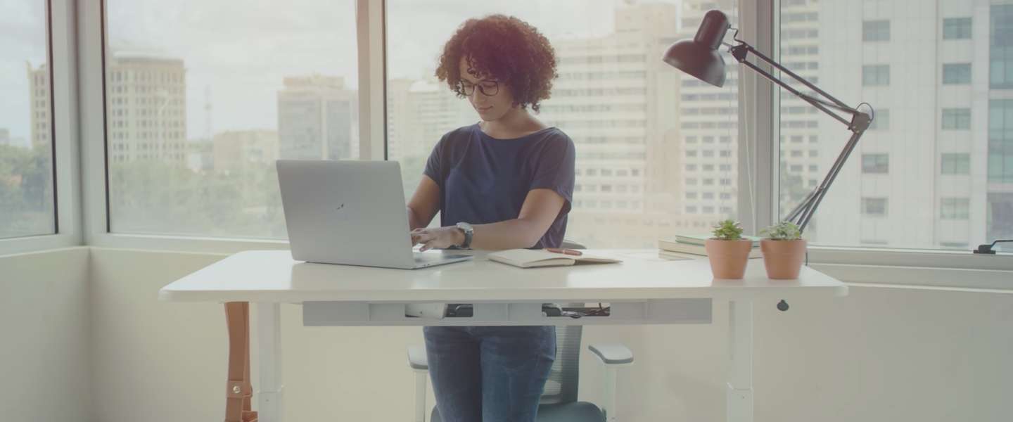 Het Autonomous SmartDesk heeft AI die voor je zorgt op het werk ...